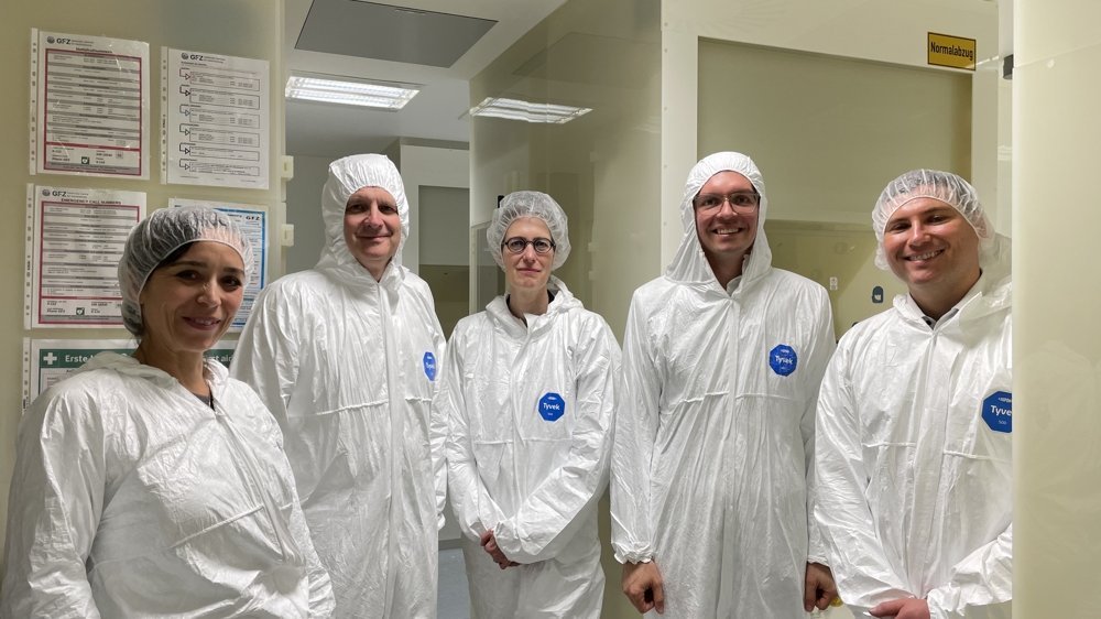 Mr Daniel Rudolf from the BMFTR visits the clean room laboratory: GFZ